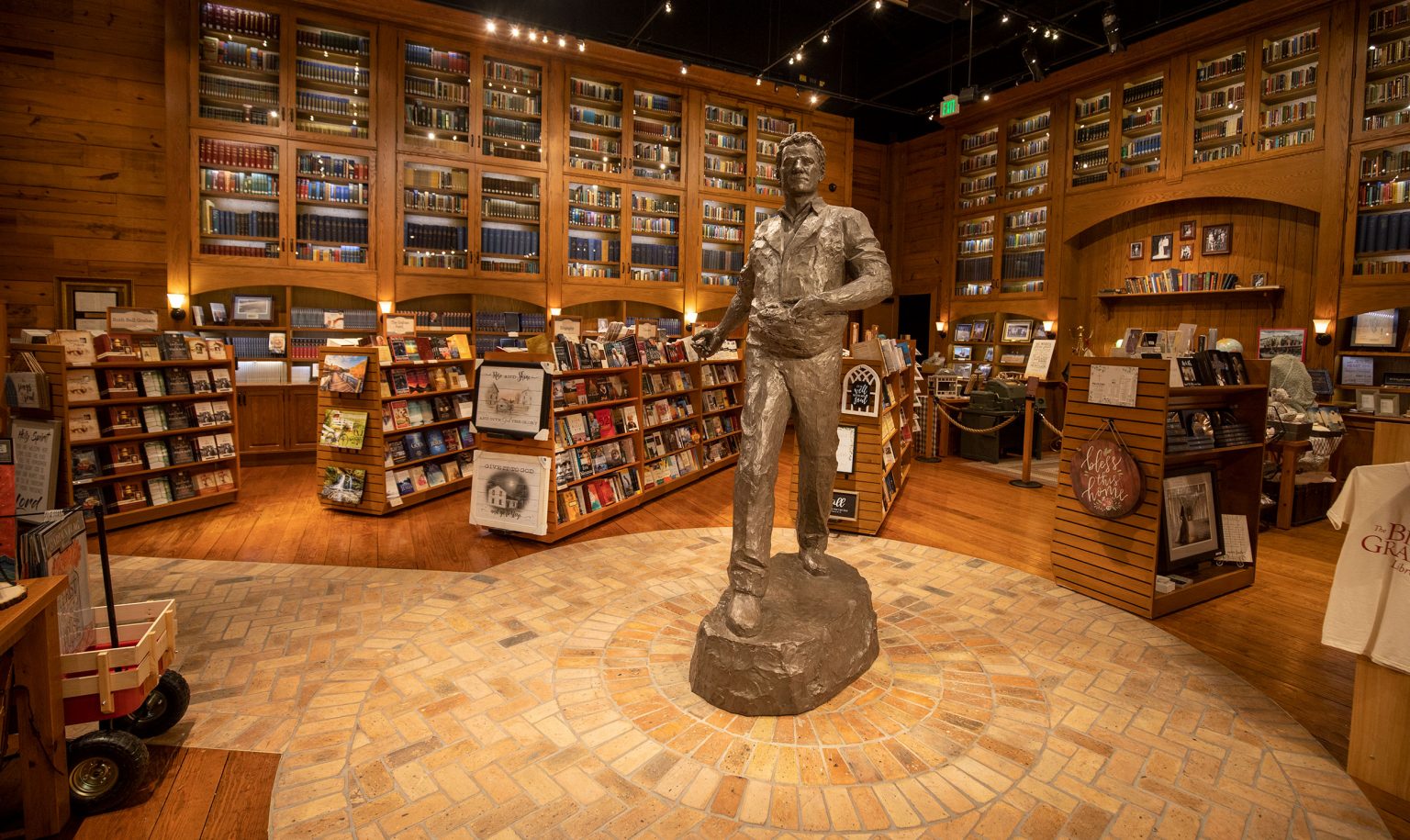 library-statue - The Billy Graham Library