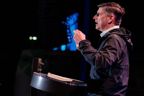 Muchos llegan a los pies de Dios en Gainesville