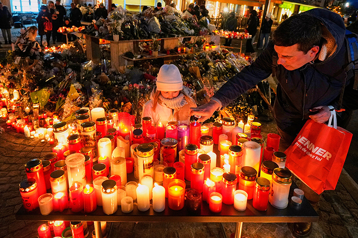Capellanes ofrecen consuelo tras un devastador incendio en Suiza ...
